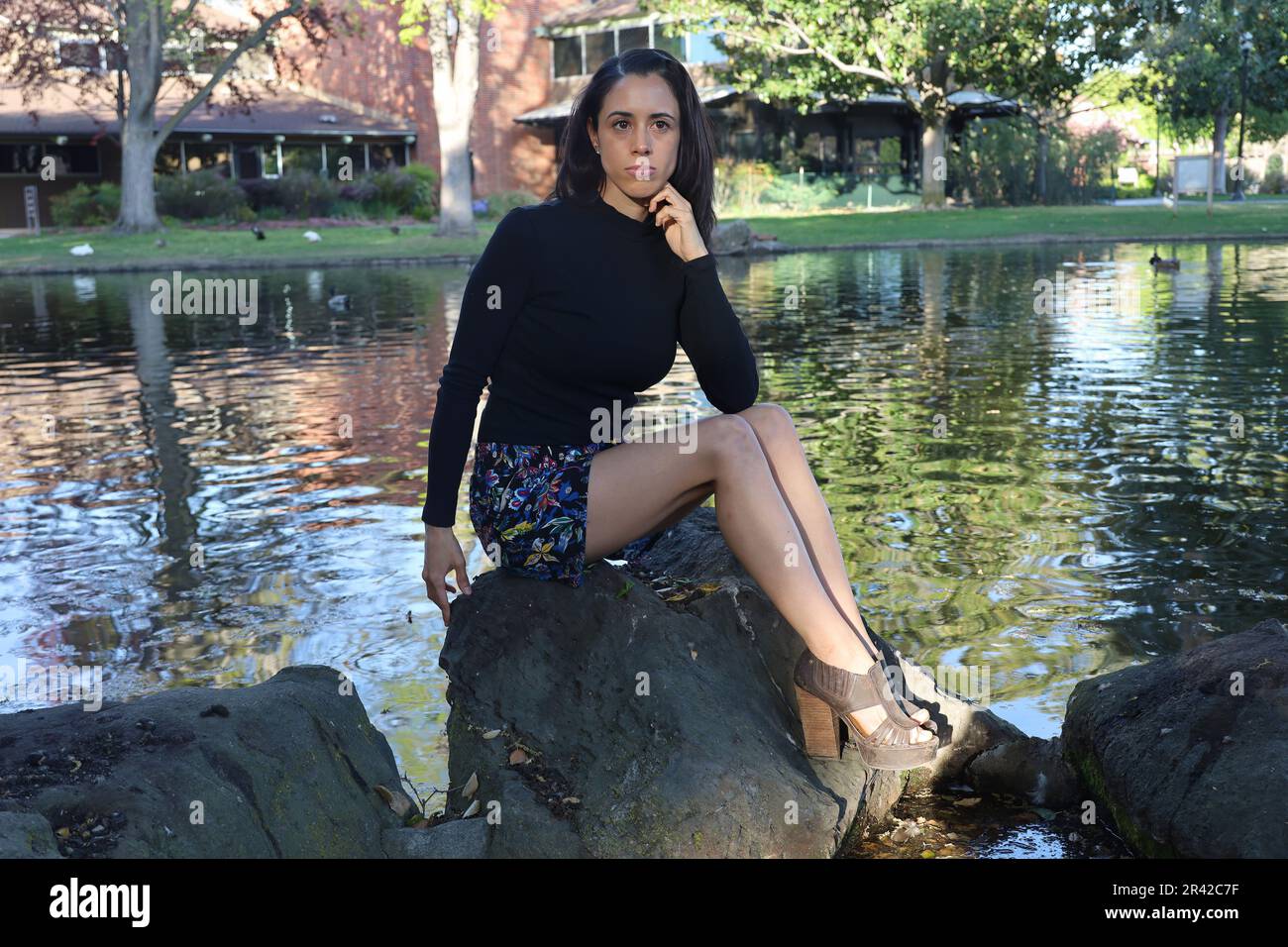 Photoshoot of a Hispanic model in a park Stock Photo - Alamy