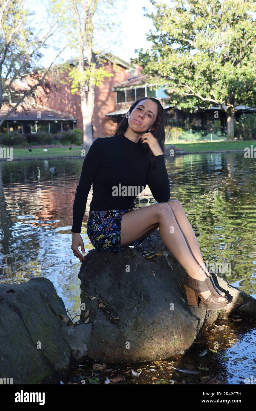 Photoshoot of a Hispanic model in a park Stock Photo - Alamy