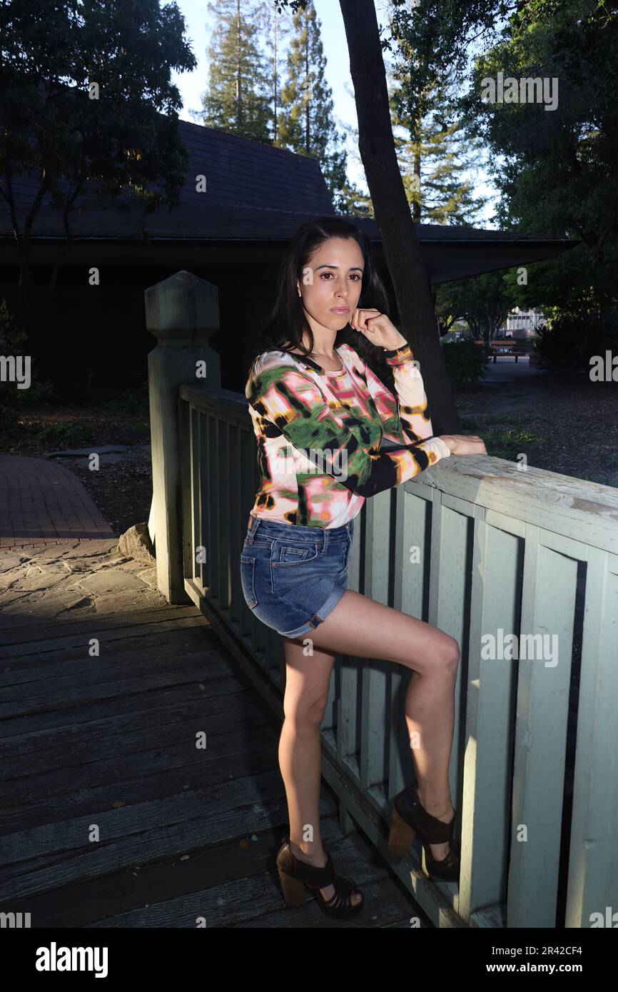 Photoshoot of a Hispanic model in a park Stock Photo - Alamy