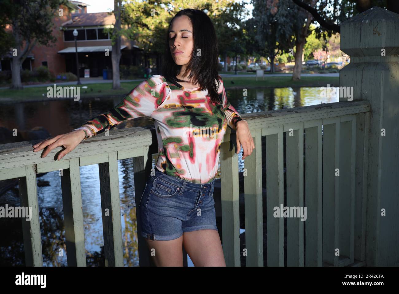 Photoshoot of a Hispanic model in a park Stock Photo - Alamy