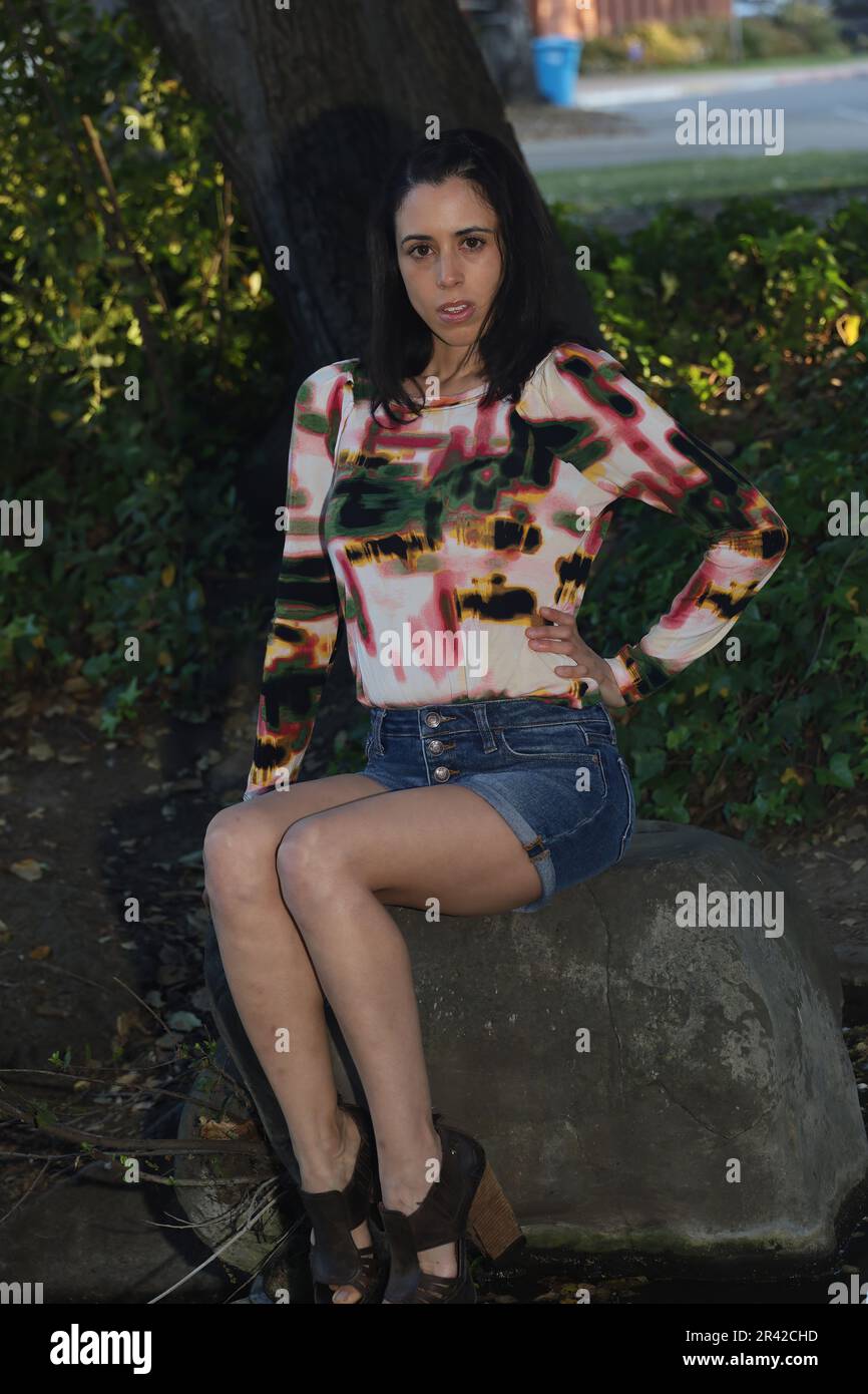 Photoshoot of a Hispanic model in a park Stock Photo - Alamy