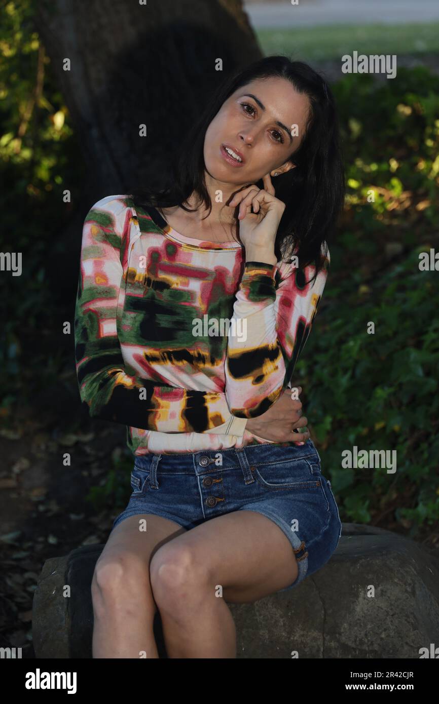 Photoshoot of a Hispanic model in a park Stock Photo - Alamy
