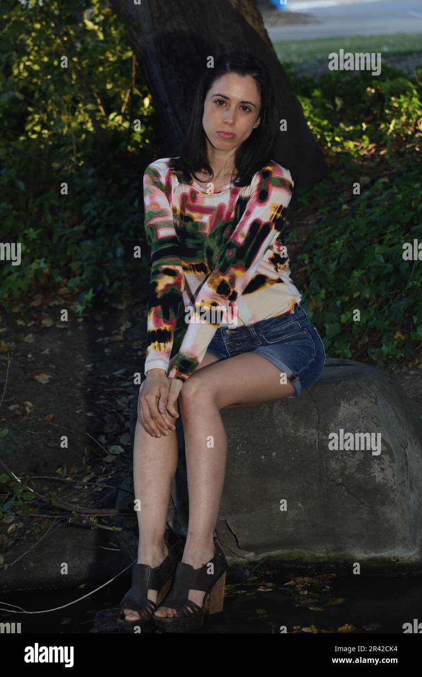Photoshoot of a Hispanic model in a park Stock Photo - Alamy