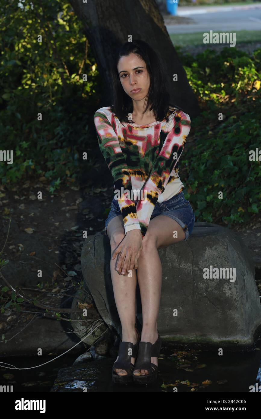 Photoshoot of a Hispanic model in a park Stock Photo - Alamy