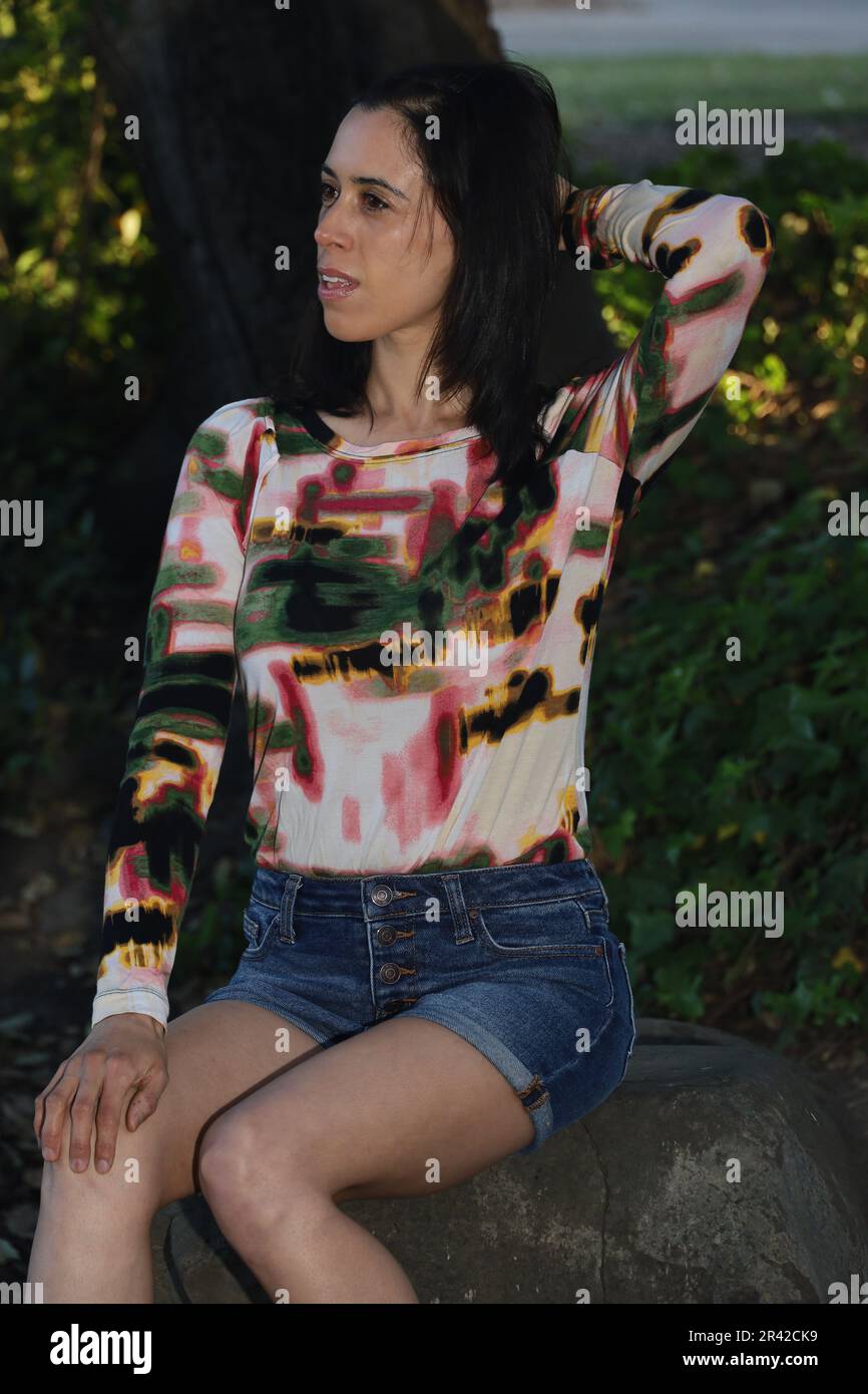 Photoshoot of a Hispanic model in a park Stock Photo - Alamy