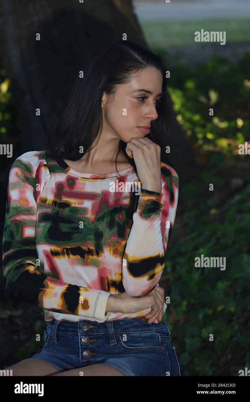 Photoshoot of a Hispanic model in a park Stock Photo - Alamy