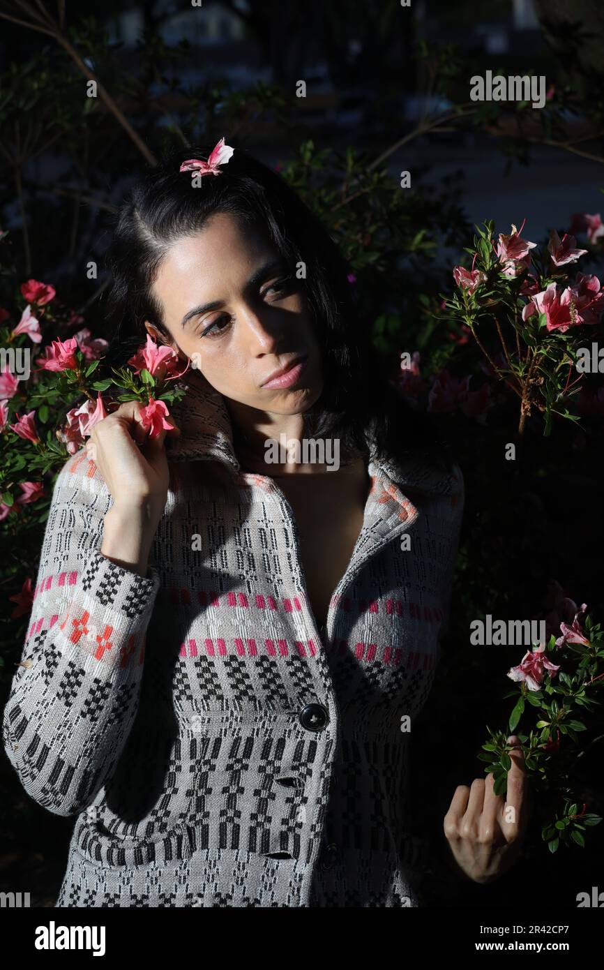 Photoshoot of a Hispanic model in a park Stock Photo - Alamy
