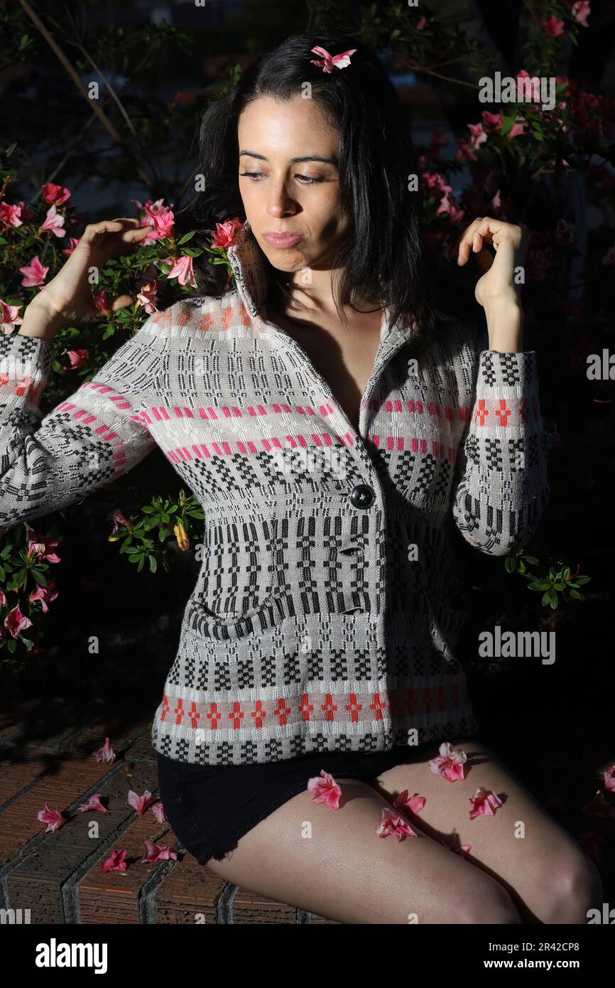 Photoshoot of a Hispanic model in a park Stock Photo - Alamy