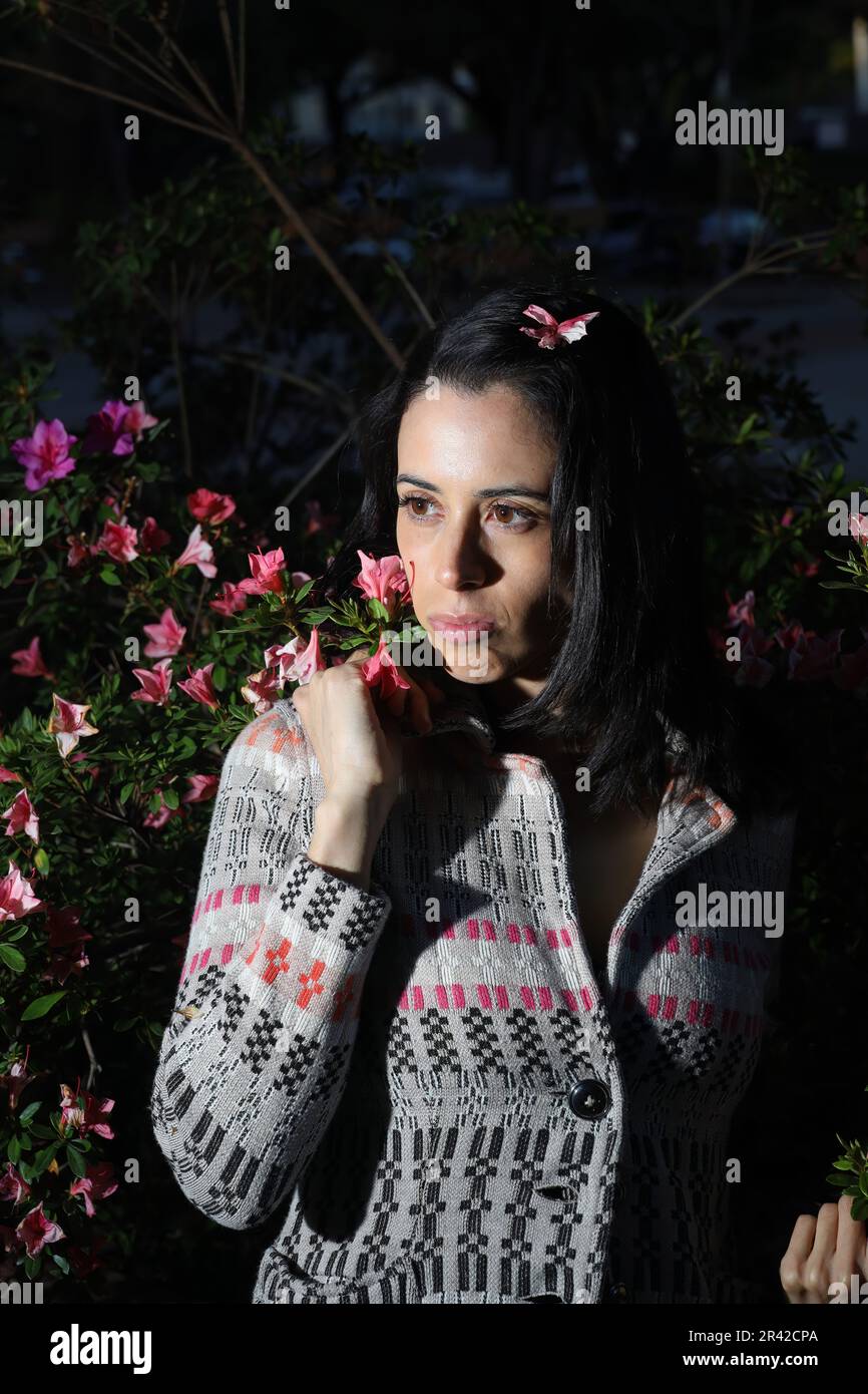 Photoshoot of a Hispanic model in a park Stock Photo - Alamy