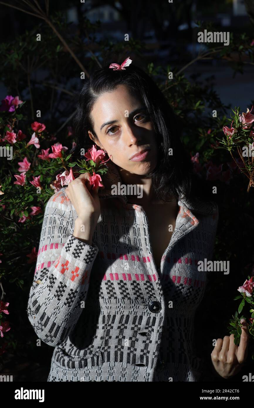 Photoshoot of a Hispanic model in a park Stock Photo - Alamy