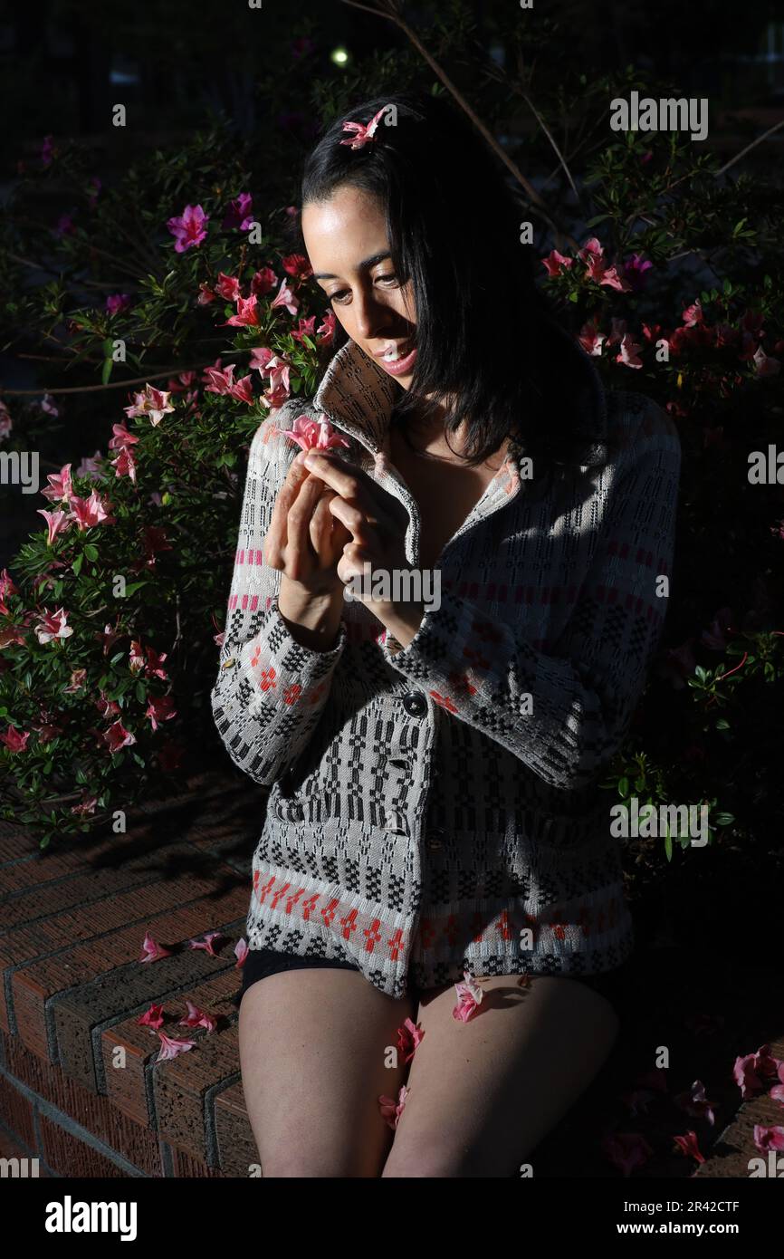 Photoshoot of a Hispanic model in a park Stock Photo - Alamy