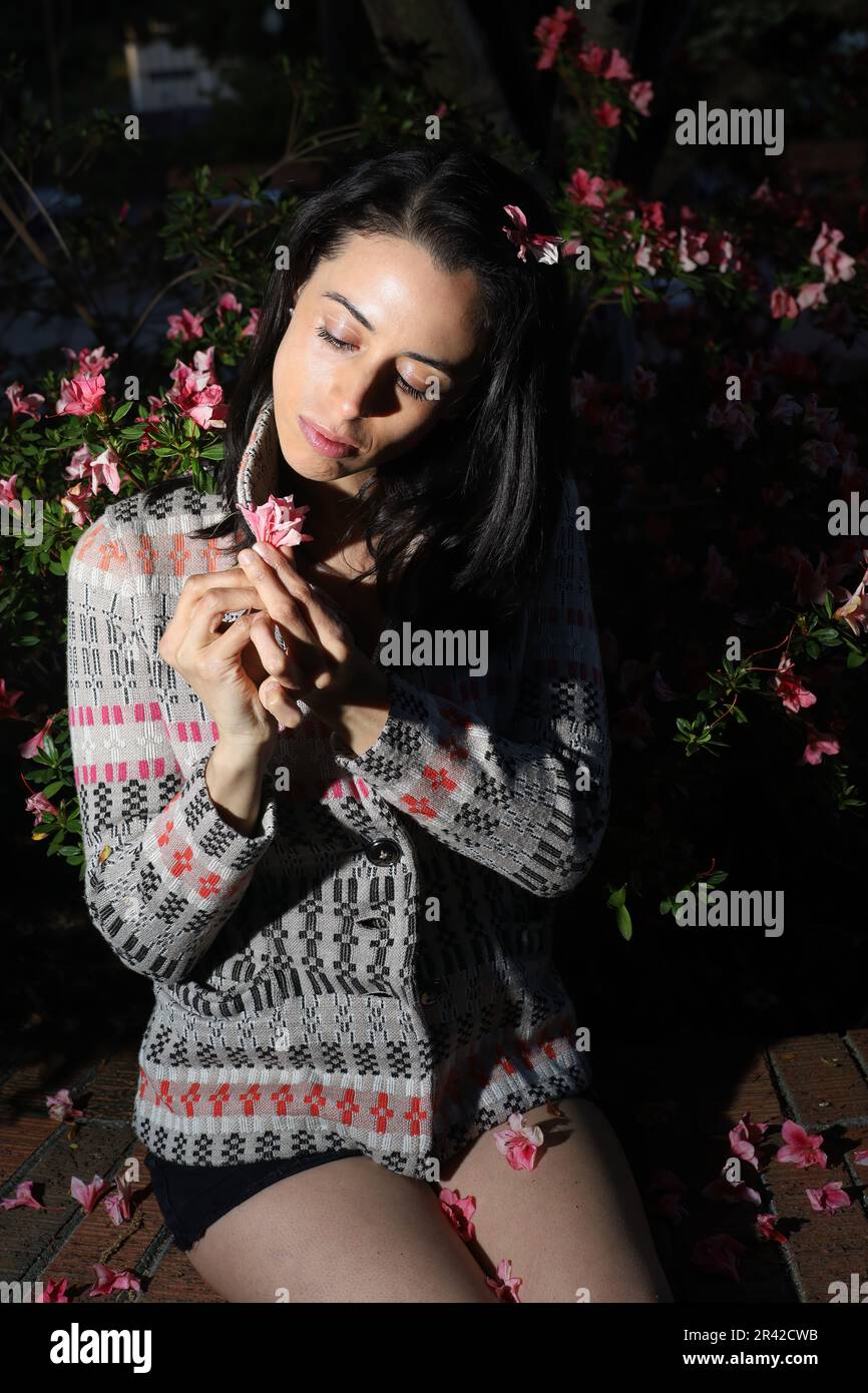 Photoshoot of a Hispanic model in a park Stock Photo - Alamy