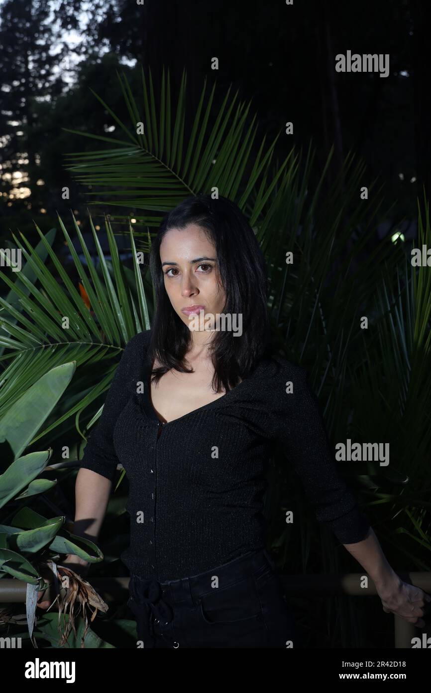 Photoshoot of a Hispanic model in a park Stock Photo - Alamy