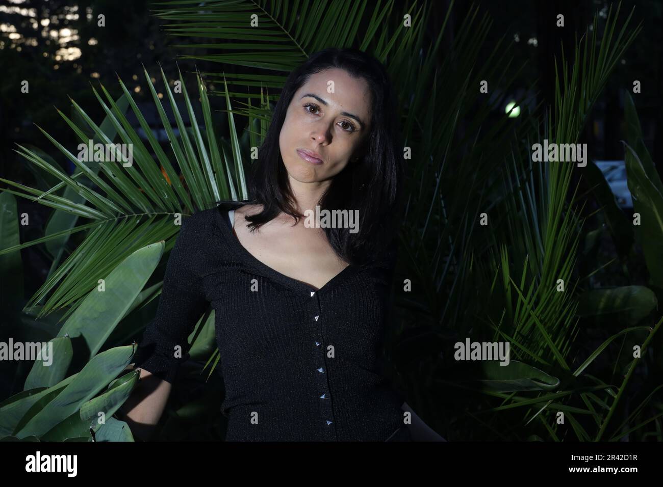 Photoshoot of a Hispanic model in a park Stock Photo - Alamy