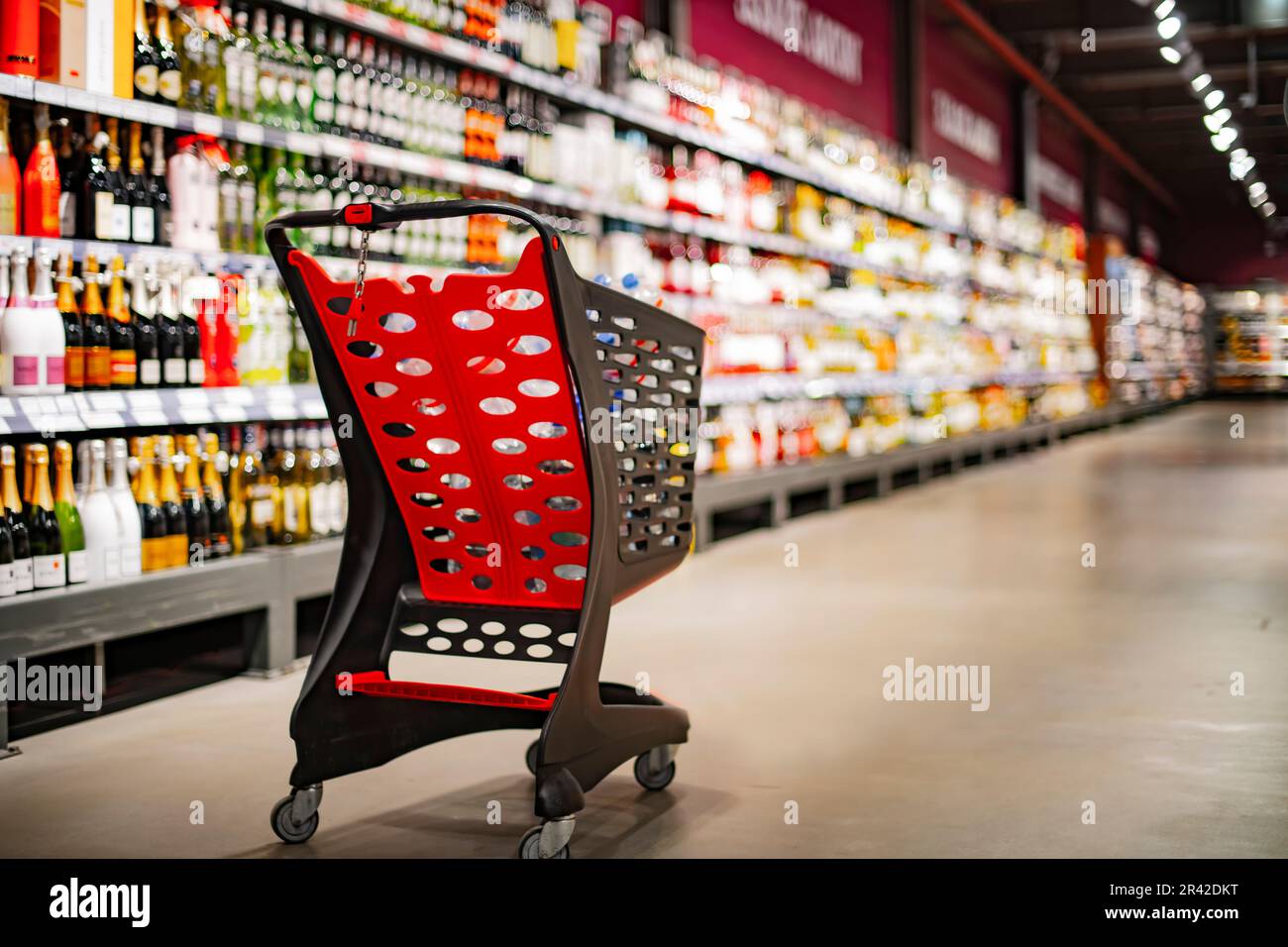 A shopping cart with grocery products in a supermarket Stock Photo - Alamy