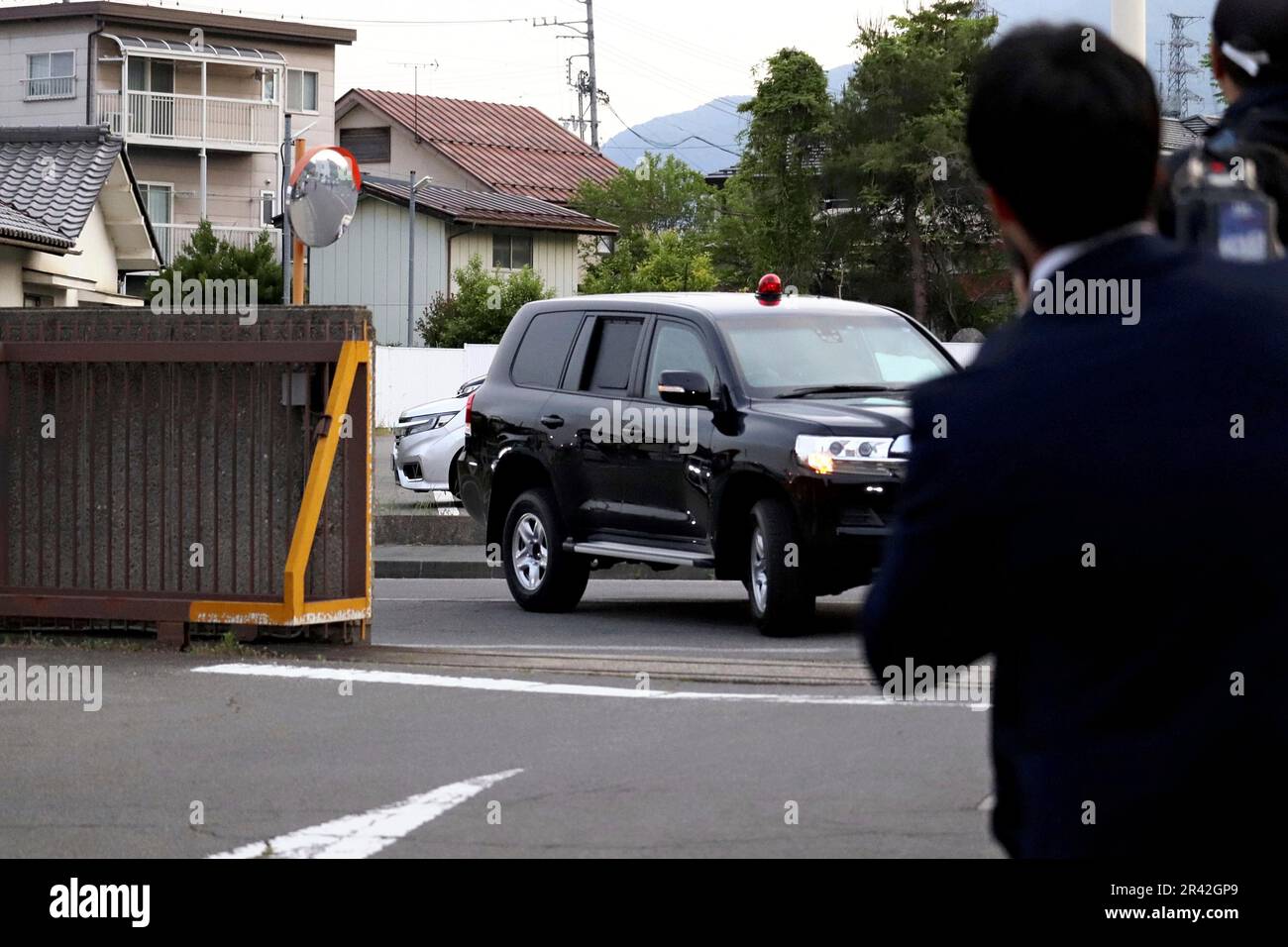 A car carrying a suspect arrives at Nakano Police Station in Nakano ...