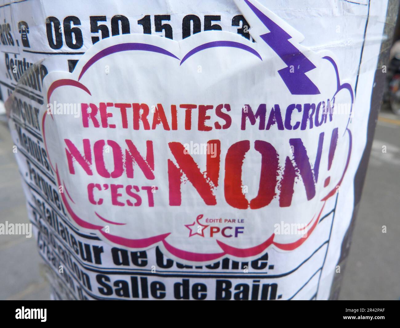 Une affiche à Paris RETRAITES MACRON NON C'EST NON. EDITE PAR PCF Stock ...