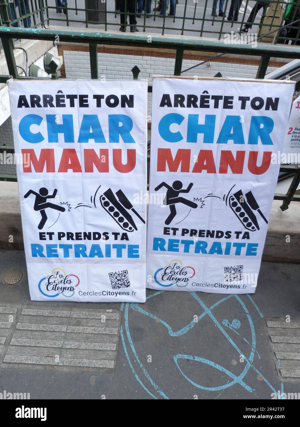 Des affiches à Paris ARRÊTE TON CHAR MANU ET PRENDS TA RETRAITE Stock ...