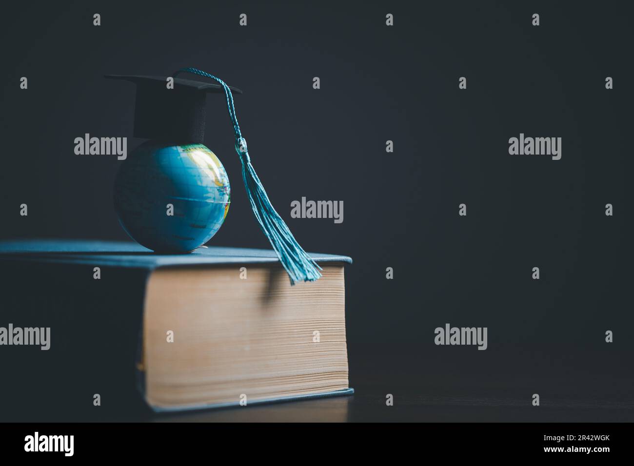 Graduation cap with Earth globe. Concept of global business study ...