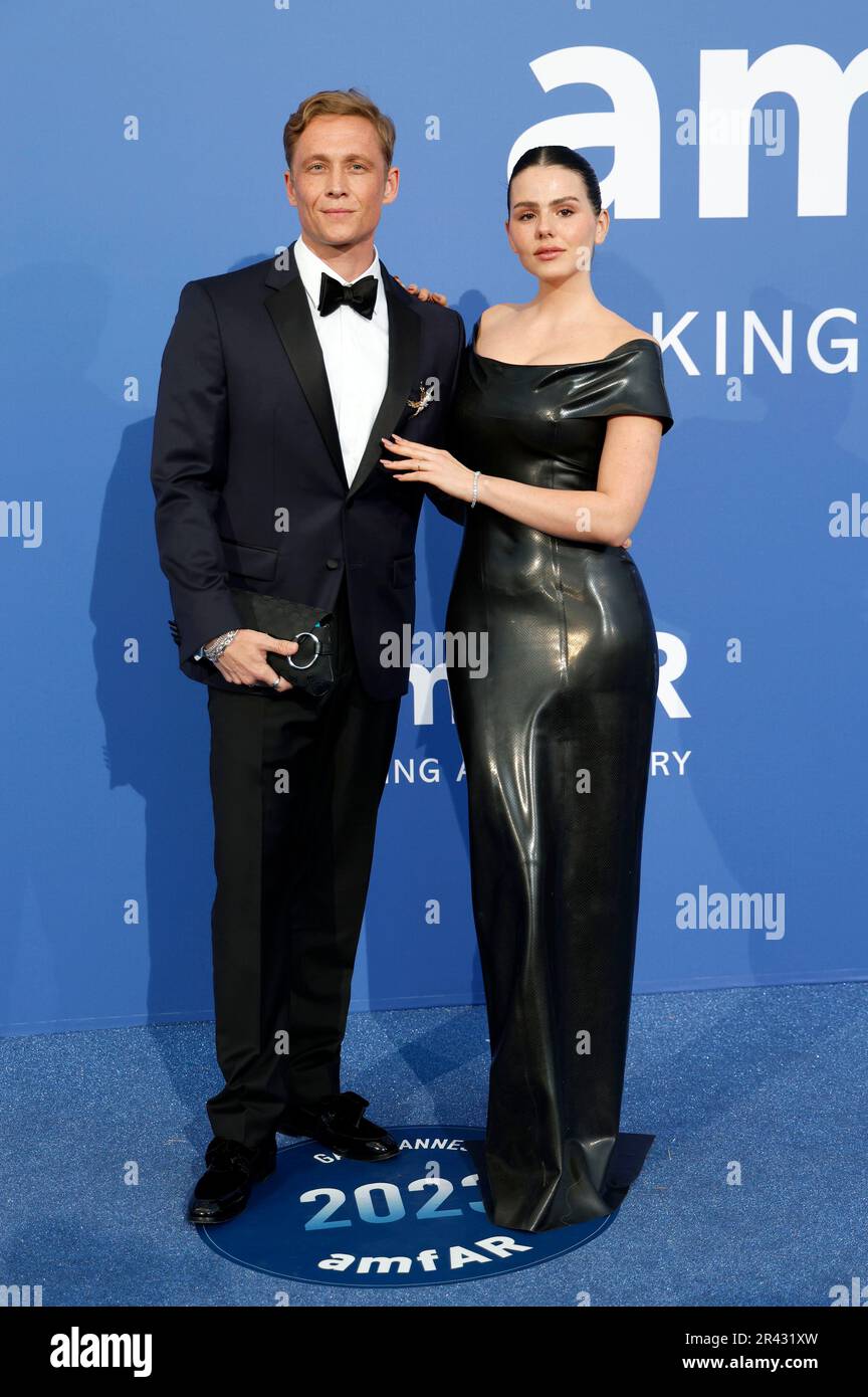 Matthias Schweighöfer und Ruby O. Fee bei der 29. amfAR Gala Cannes im ...