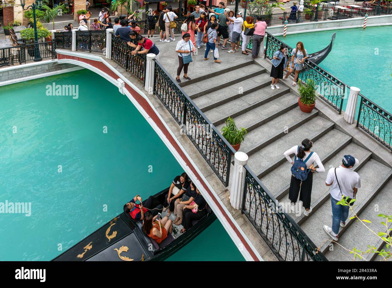 Shoppers taking pictures on bridge at Venice Grand Canal Mall, Taguig ...