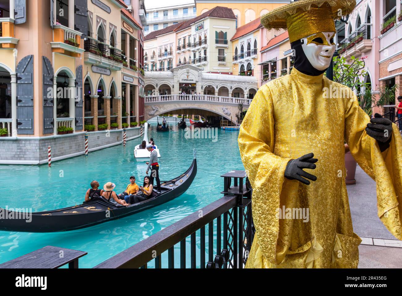 Traditional costume philippines hi-res stock photography and images - Alamy