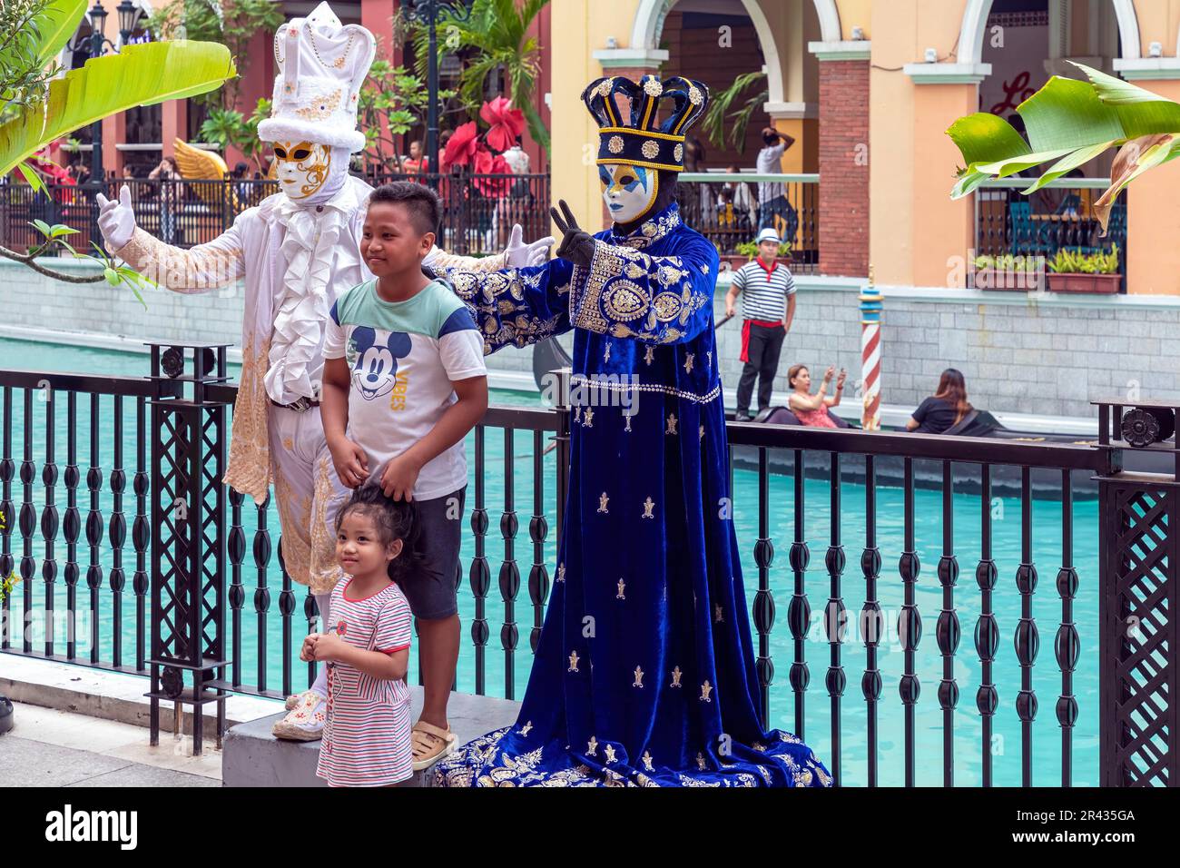 Traditional costume philippines hi-res stock photography and images - Alamy