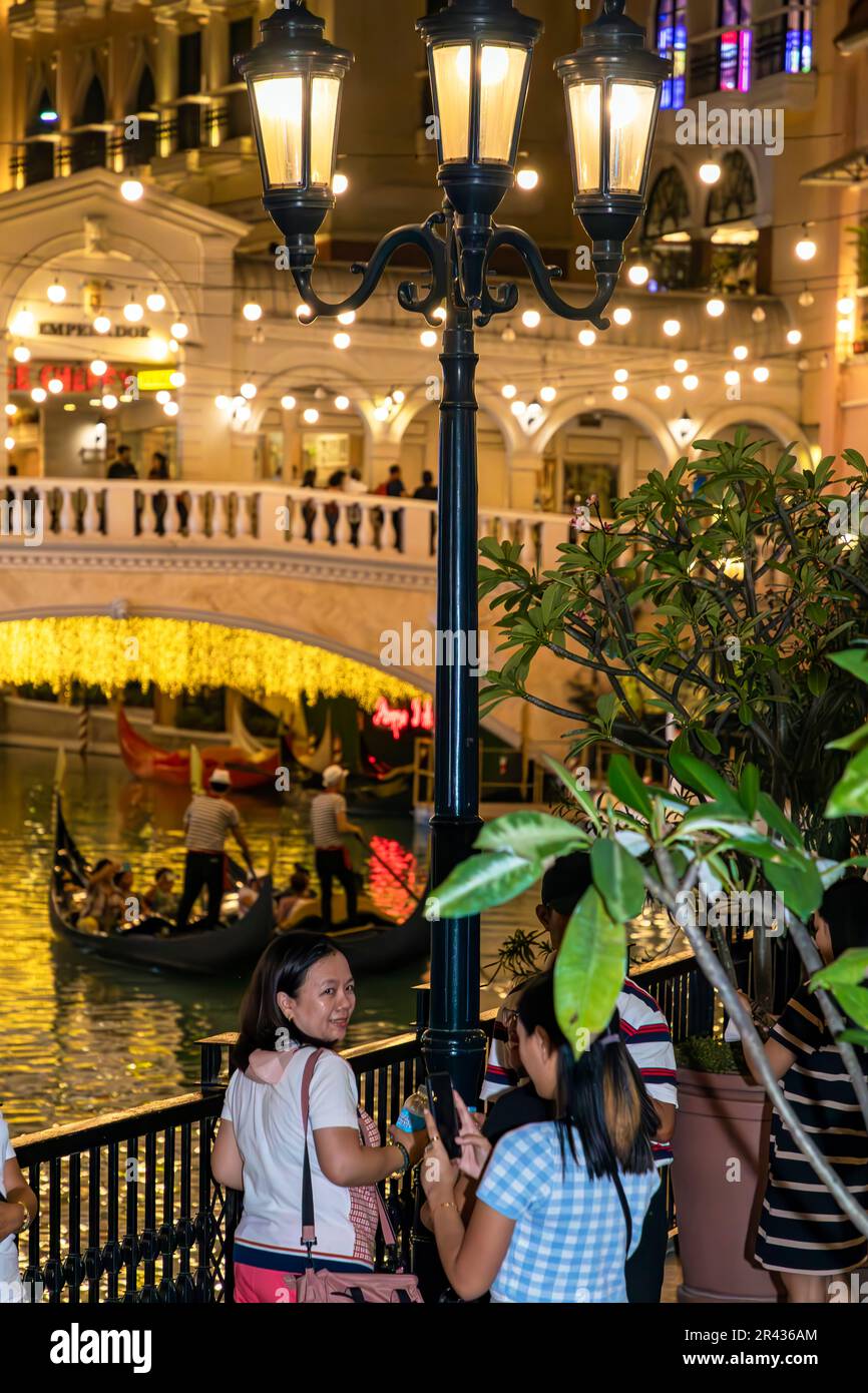 Shopping mall setting hi-res stock photography and images - Alamy