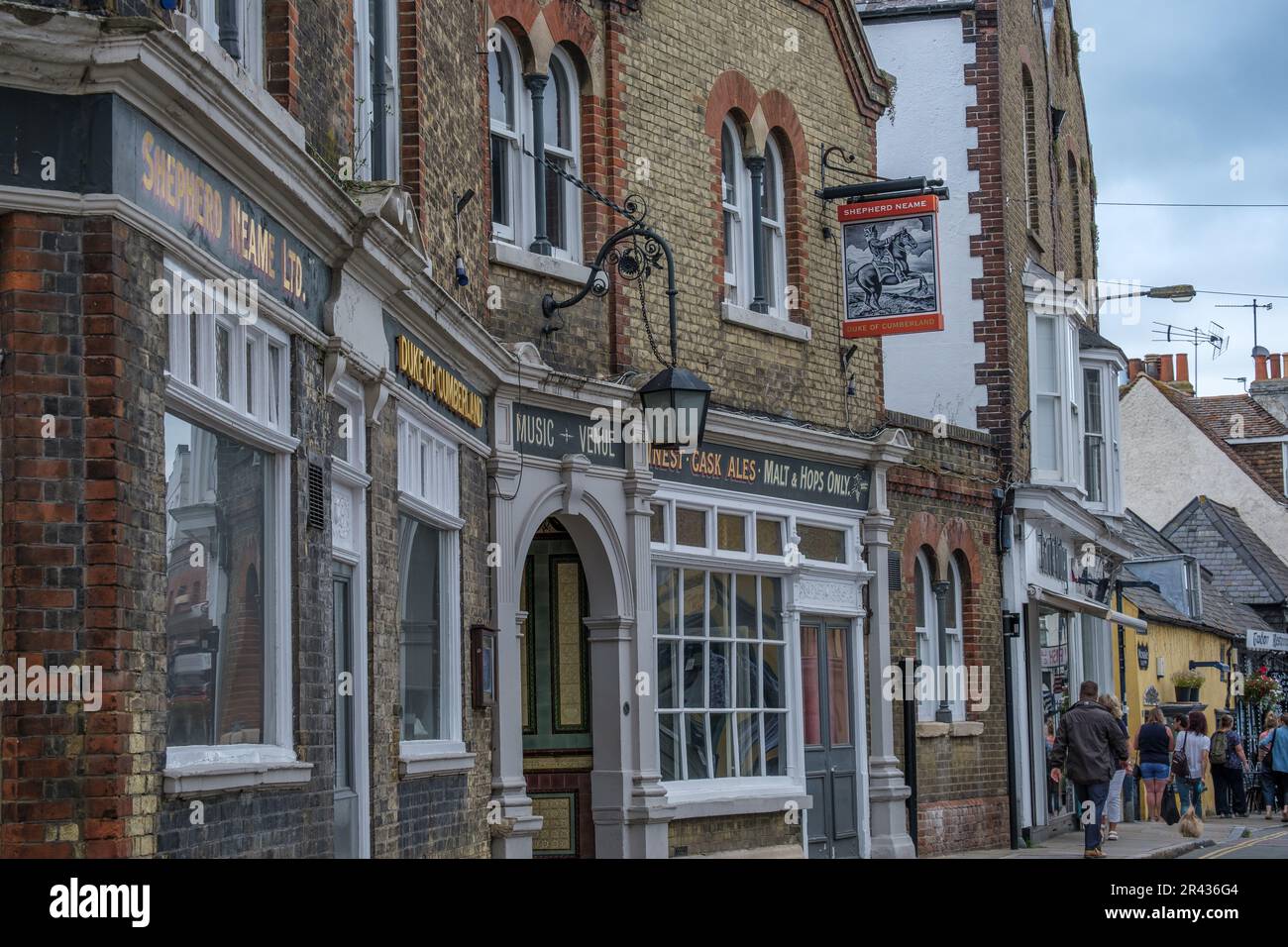 Duke of Cumberland pub on Harbour St, Whitstable north-east Kent coast ...