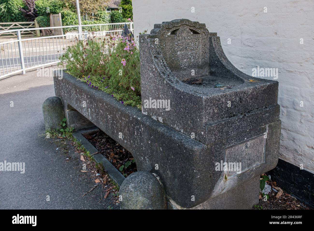 Old stone drinking fountain & cattle trough, corner of Joy Lane ...