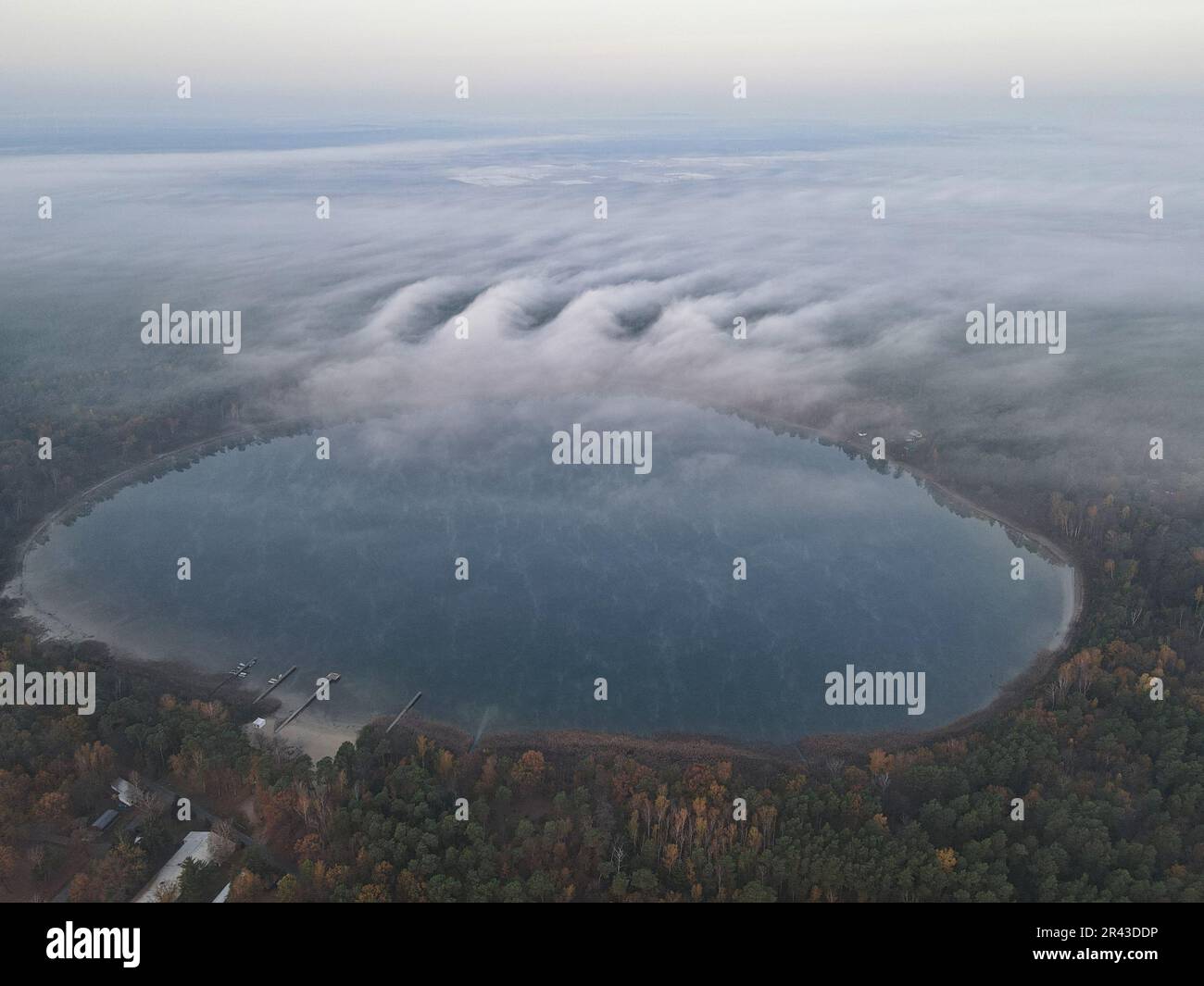 Fog by the lake hi-res stock photography and images - Alamy