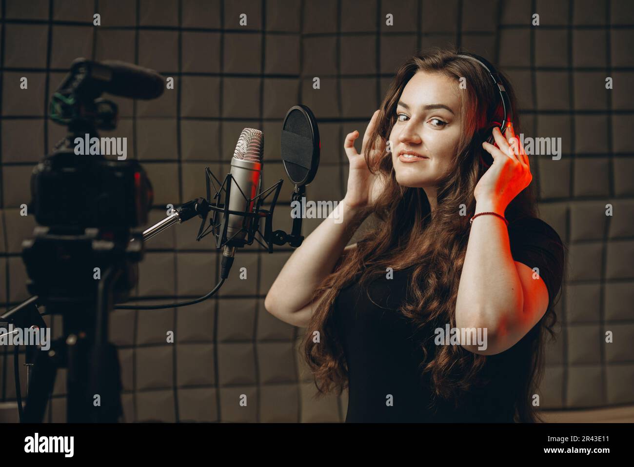 Girl with microphone hi-res stock photography and images - Alamy