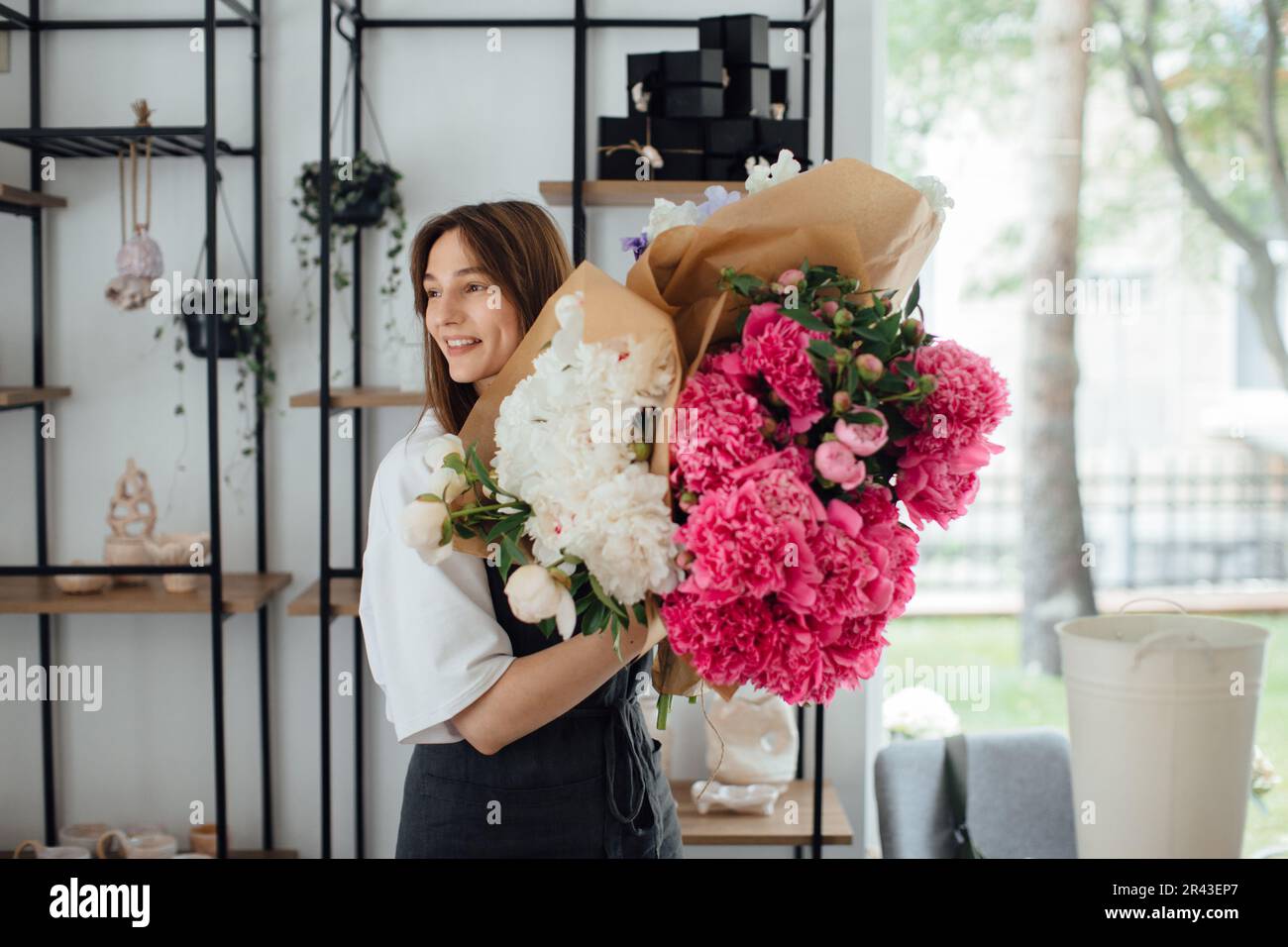 Owner flower shop working hi-res stock photography and images - Alamy