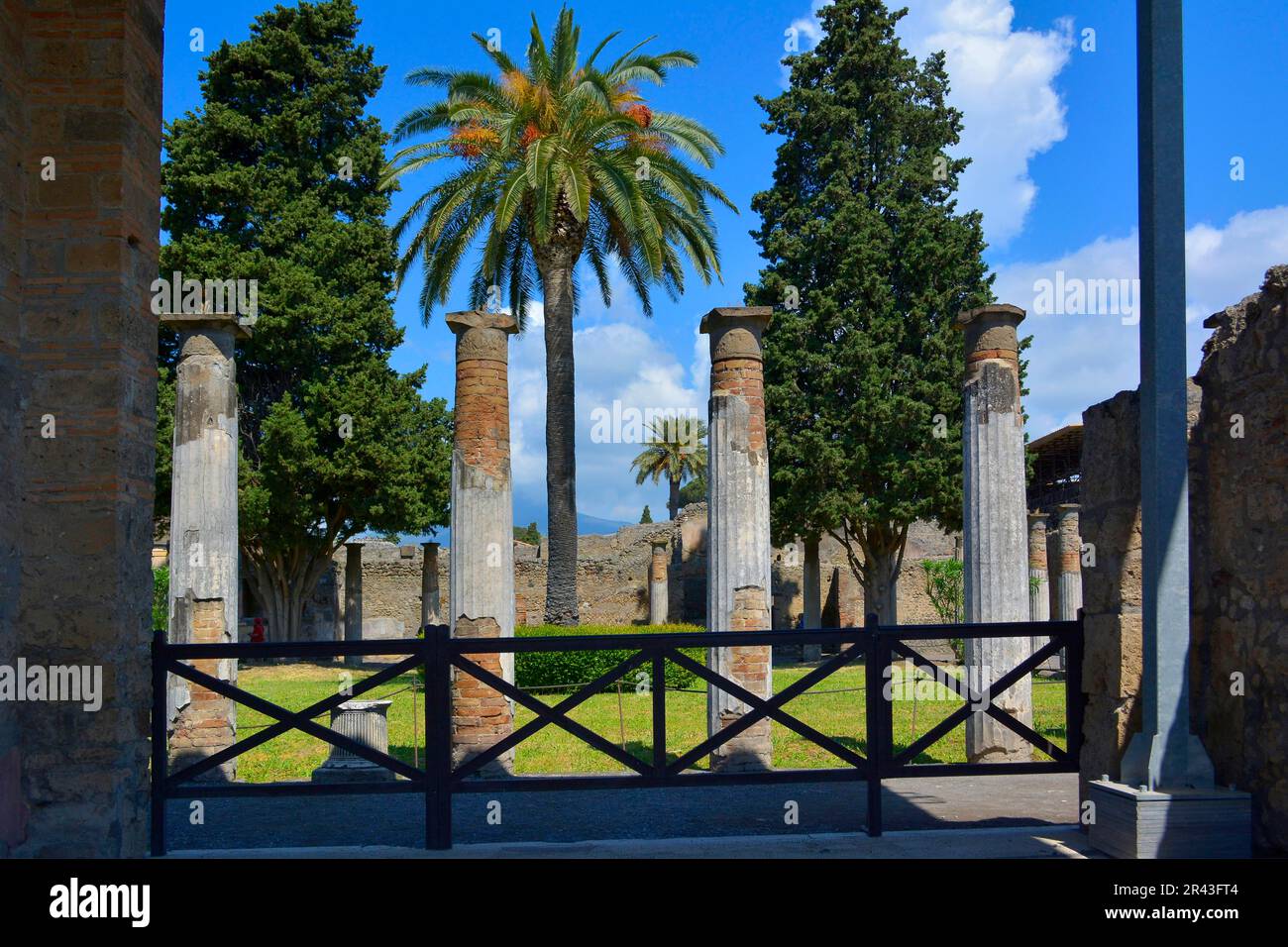 Italy, Italia, Pompei Column remains, scavi archeologici di Pompei Stock Photo - Alamy