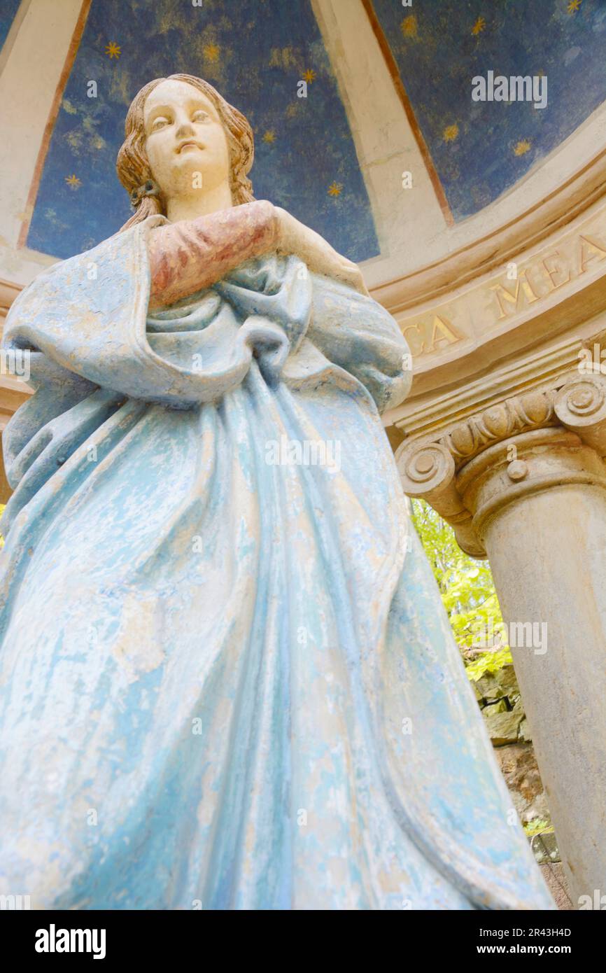 Marian statue catholic hi-res stock photography and images - Alamy