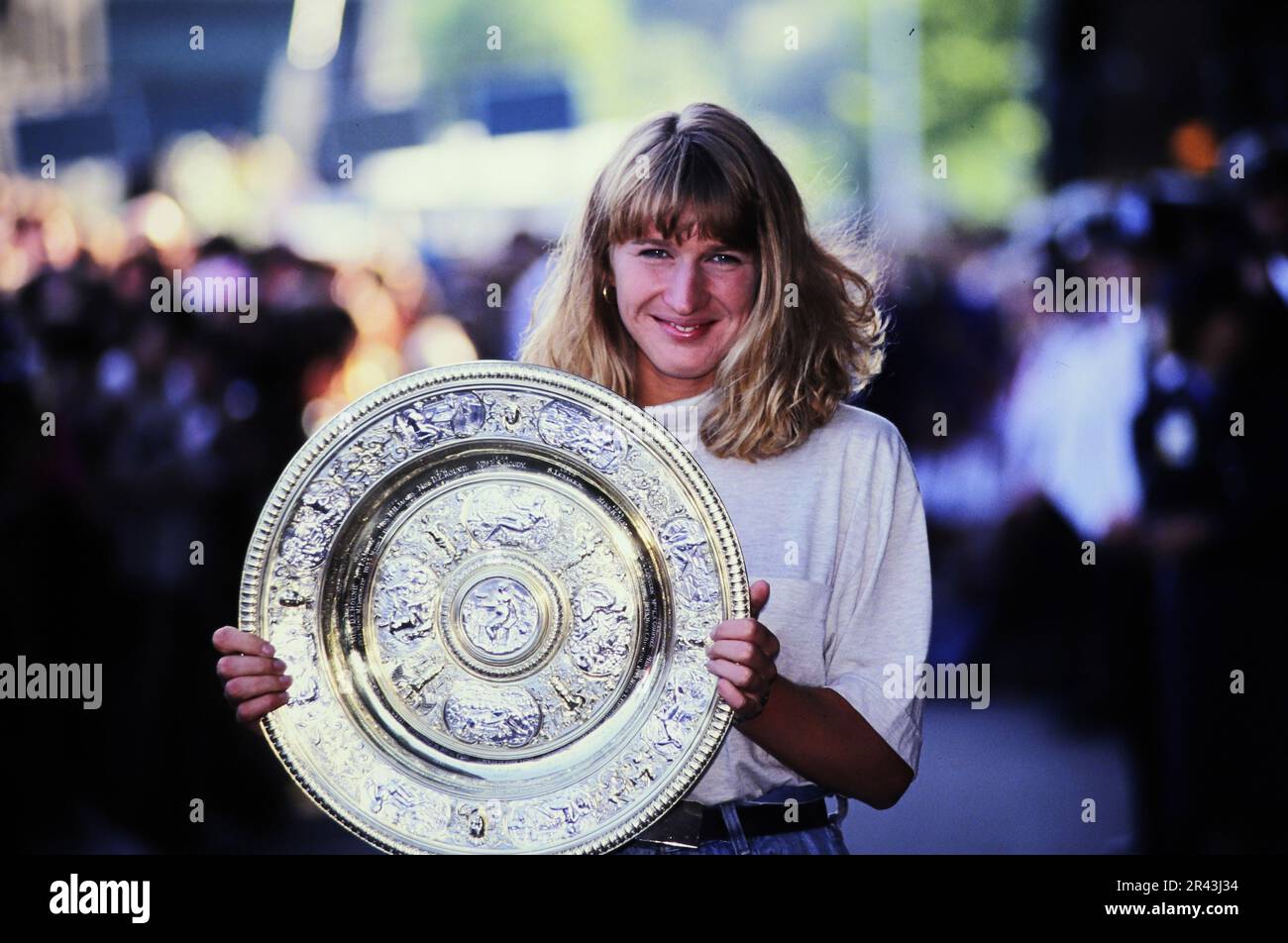 Stefanie Steffi Graf, deutsche Tennisspielerin, hebt die Trophäe in die ...