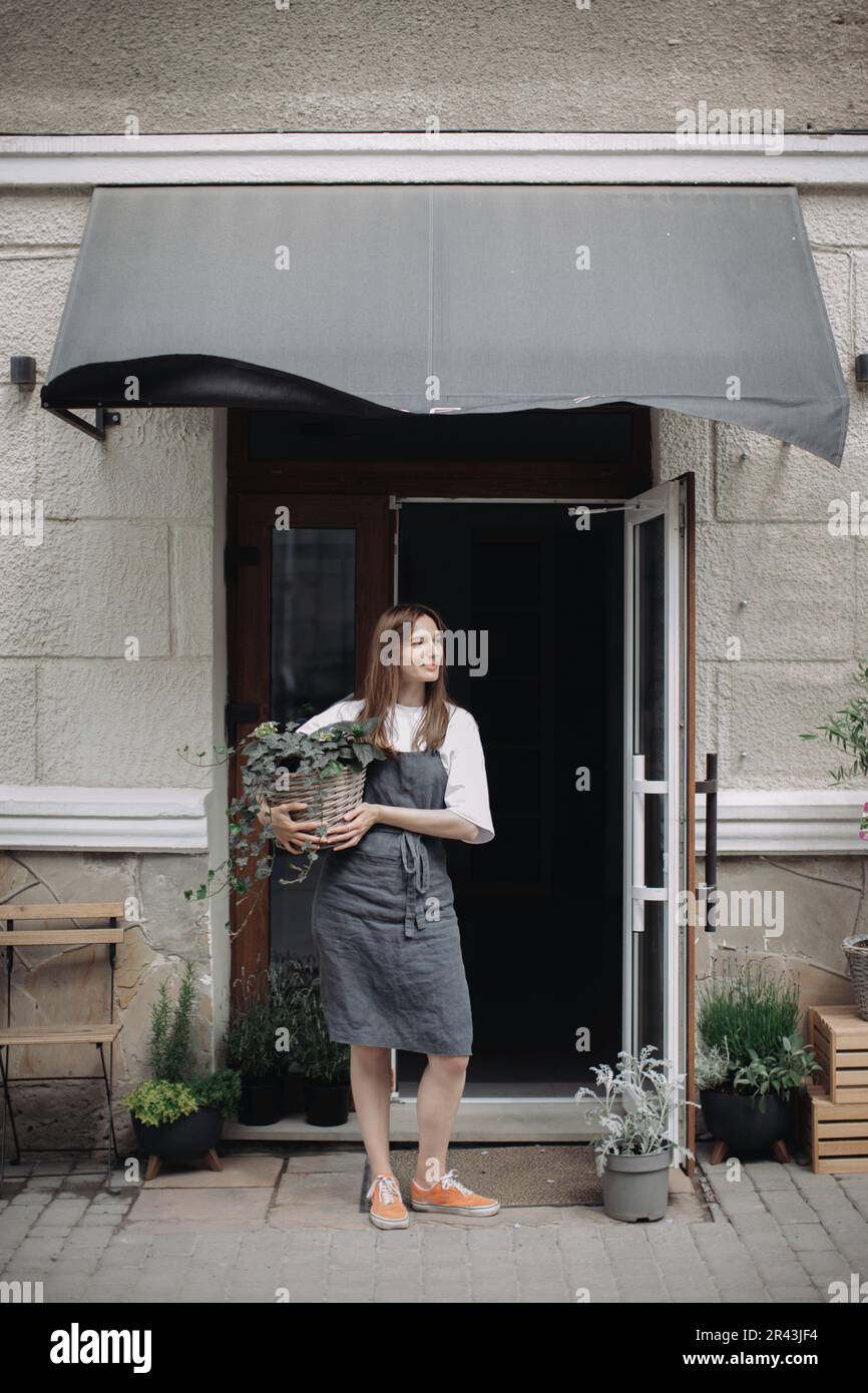 Flower shop door hi-res stock photography and images - Alamy
