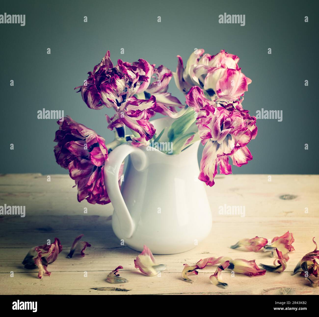 Porcelain objects decorated hi-res stock photography and images - Alamy