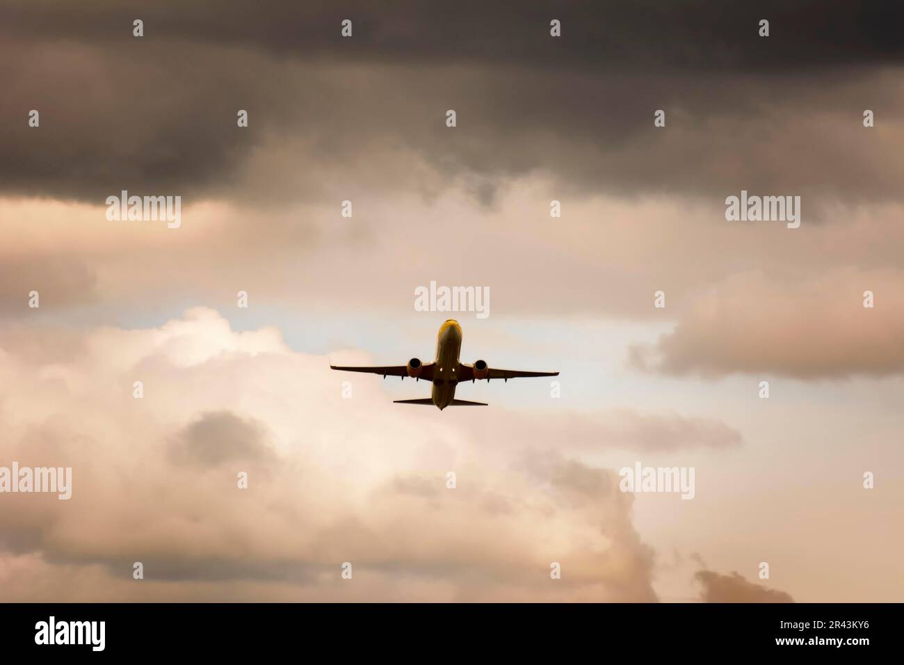 Passeneger jet shortly after takeoff Stock Photo - Alamy