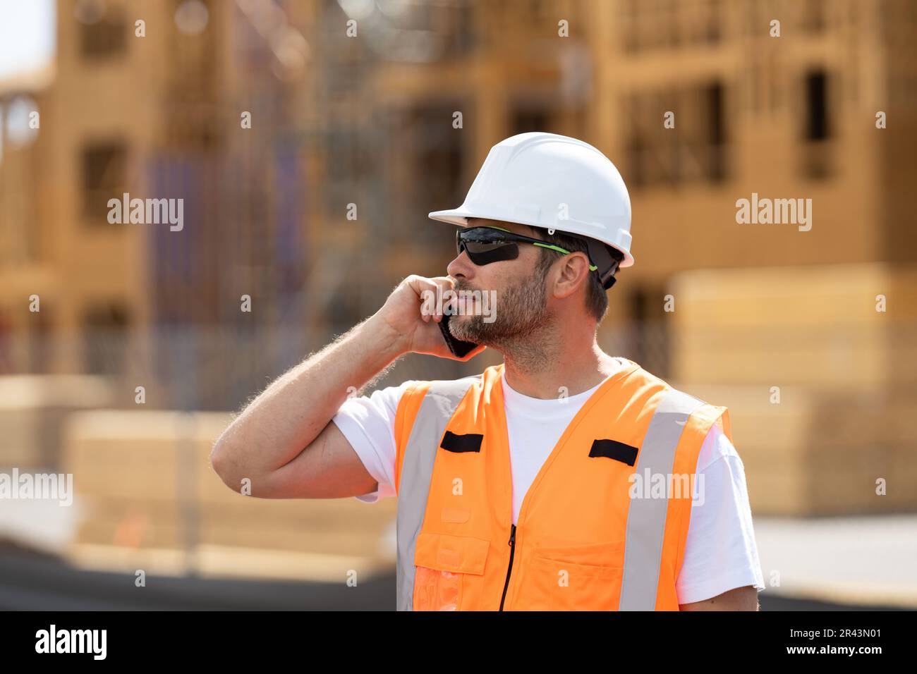 People worksite heavy equipment hi-res stock photography and images - Alamy