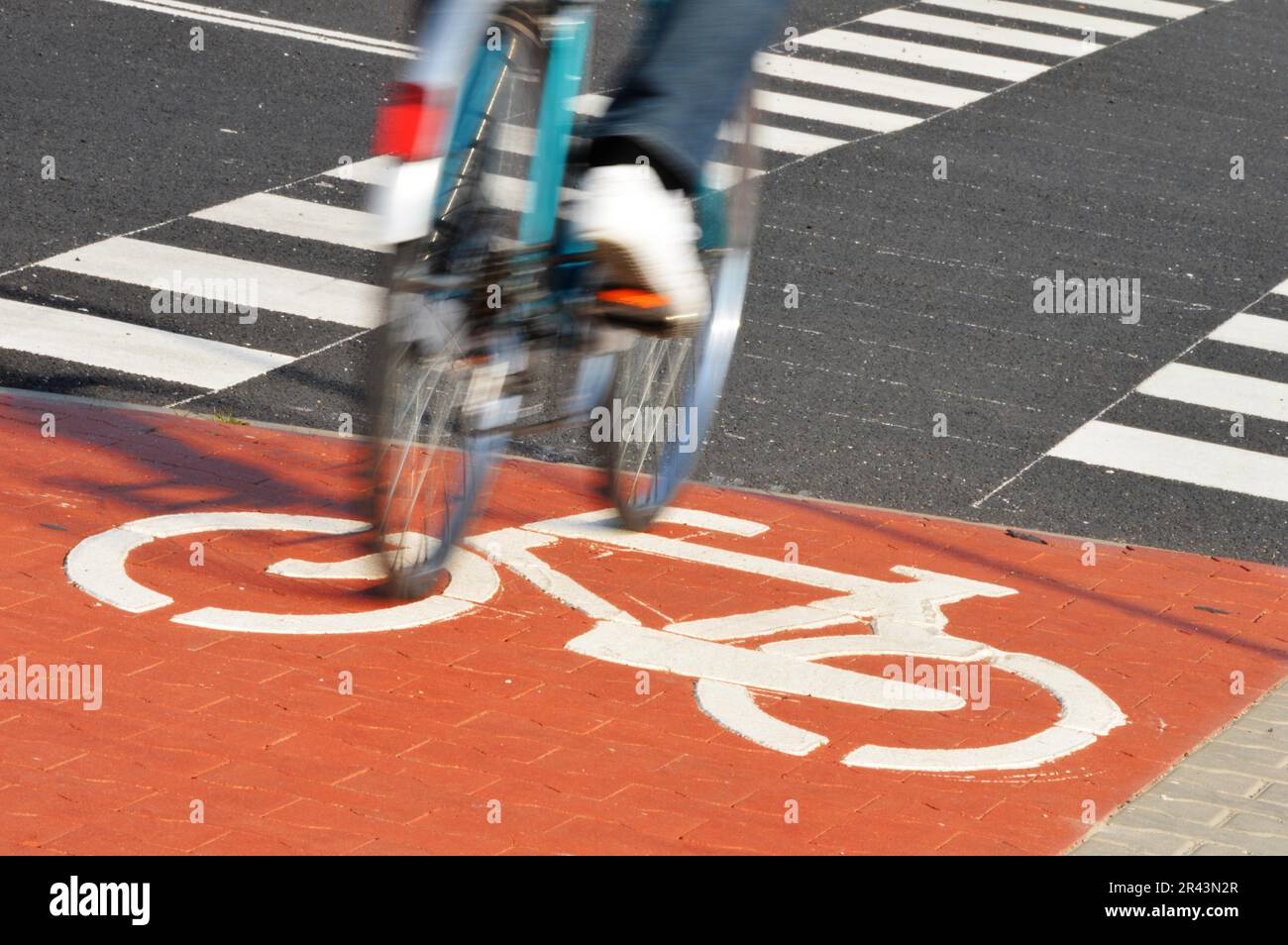 Bicycle road sign and bike rider Stock Photo - Alamy