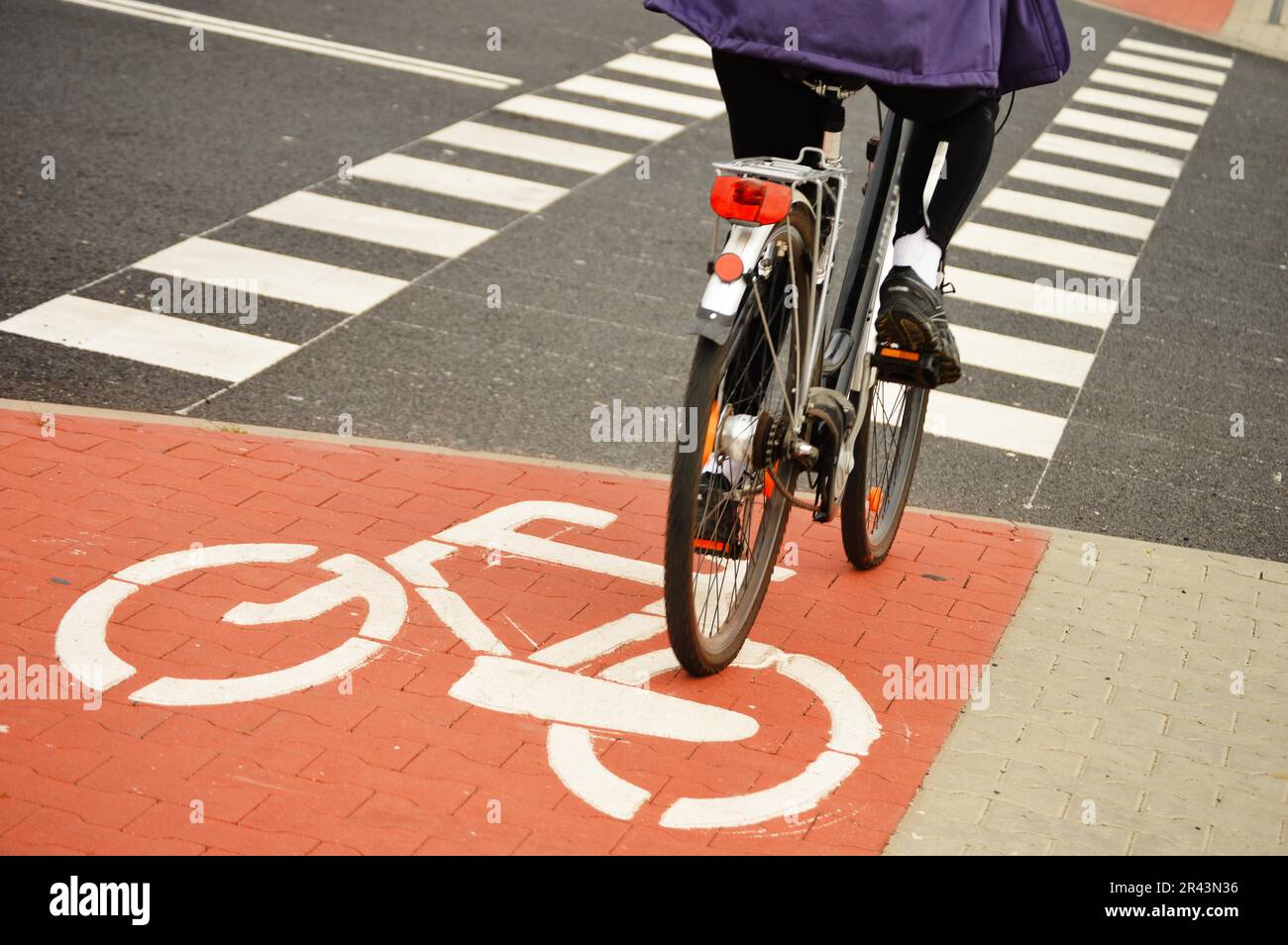 Bicycle road sign and bike rider Stock Photo - Alamy