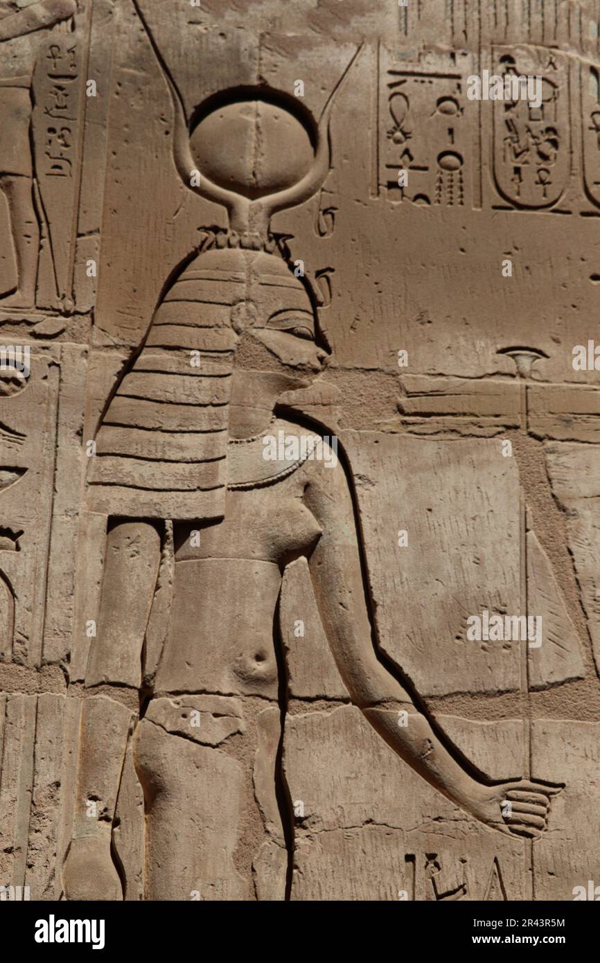 Ancient egyptian carvings and wall reliefs at Karnak temple, Luxor ...