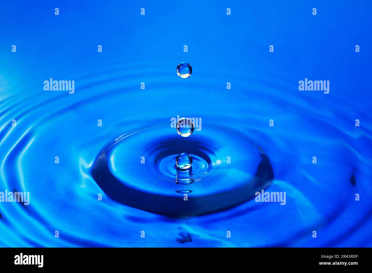 Water drop falls hi-res stock photography and images - Alamy