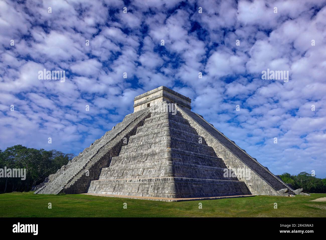Chichén Itzá pyramid ruins, with blue sky with white clouds, Yucatán in ...