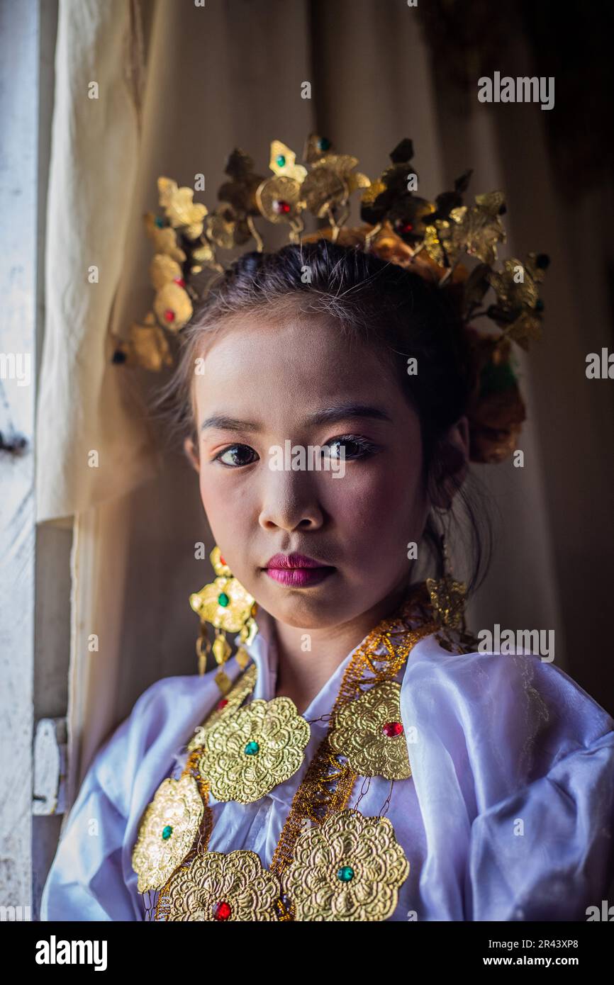 Traditional costumes during a bugis weeding in Sulawesi, Indonesia ...