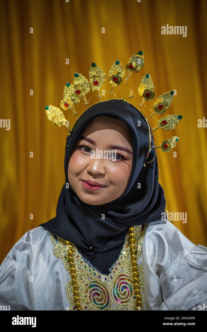 Traditional costumes during a bugis weeding in Sulawesi, Indonesia ...