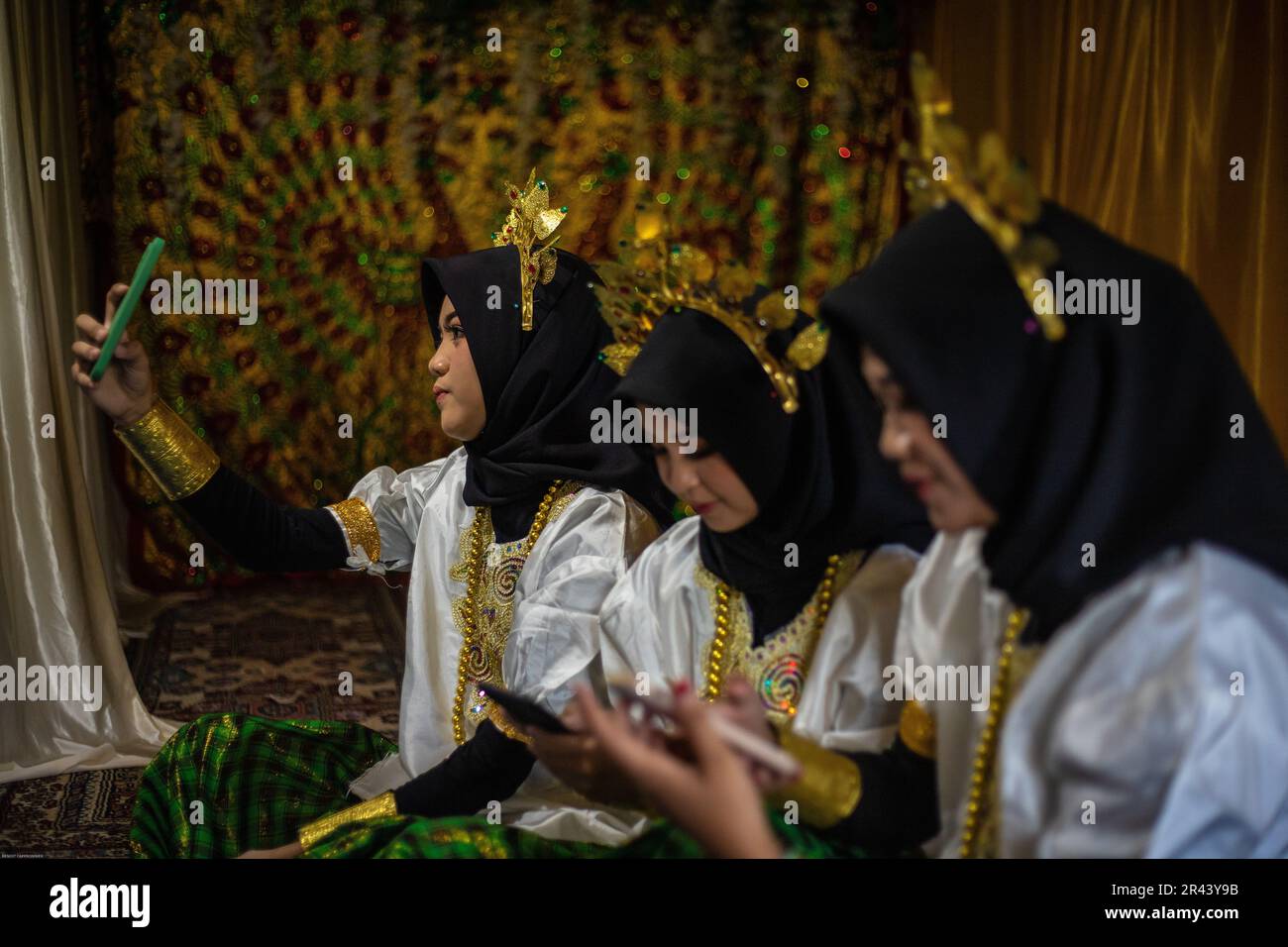 Traditional costumes during a bugis weeding in Sulawesi, Indonesia ...