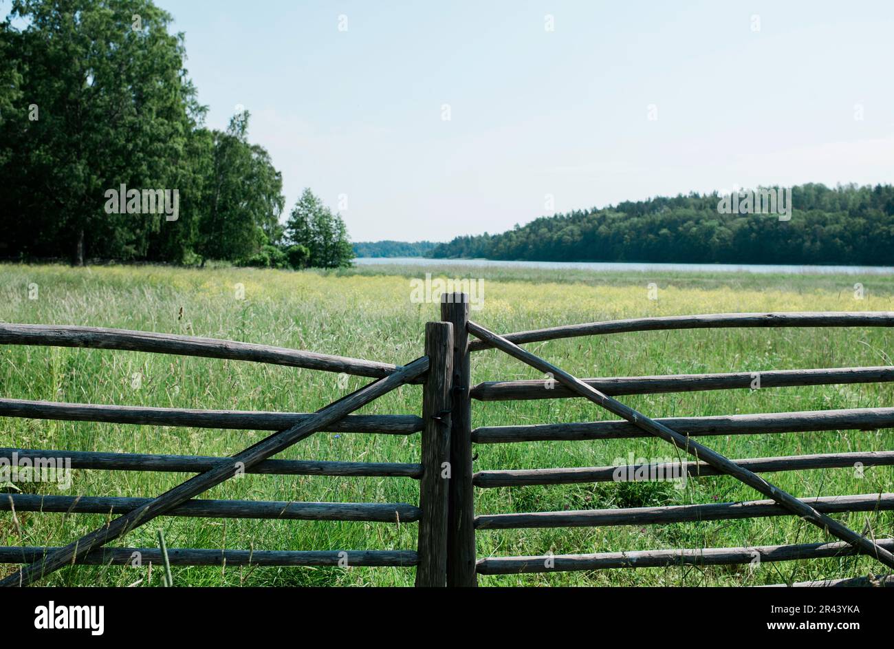 Wooden field gates hi-res stock photography and images - Alamy