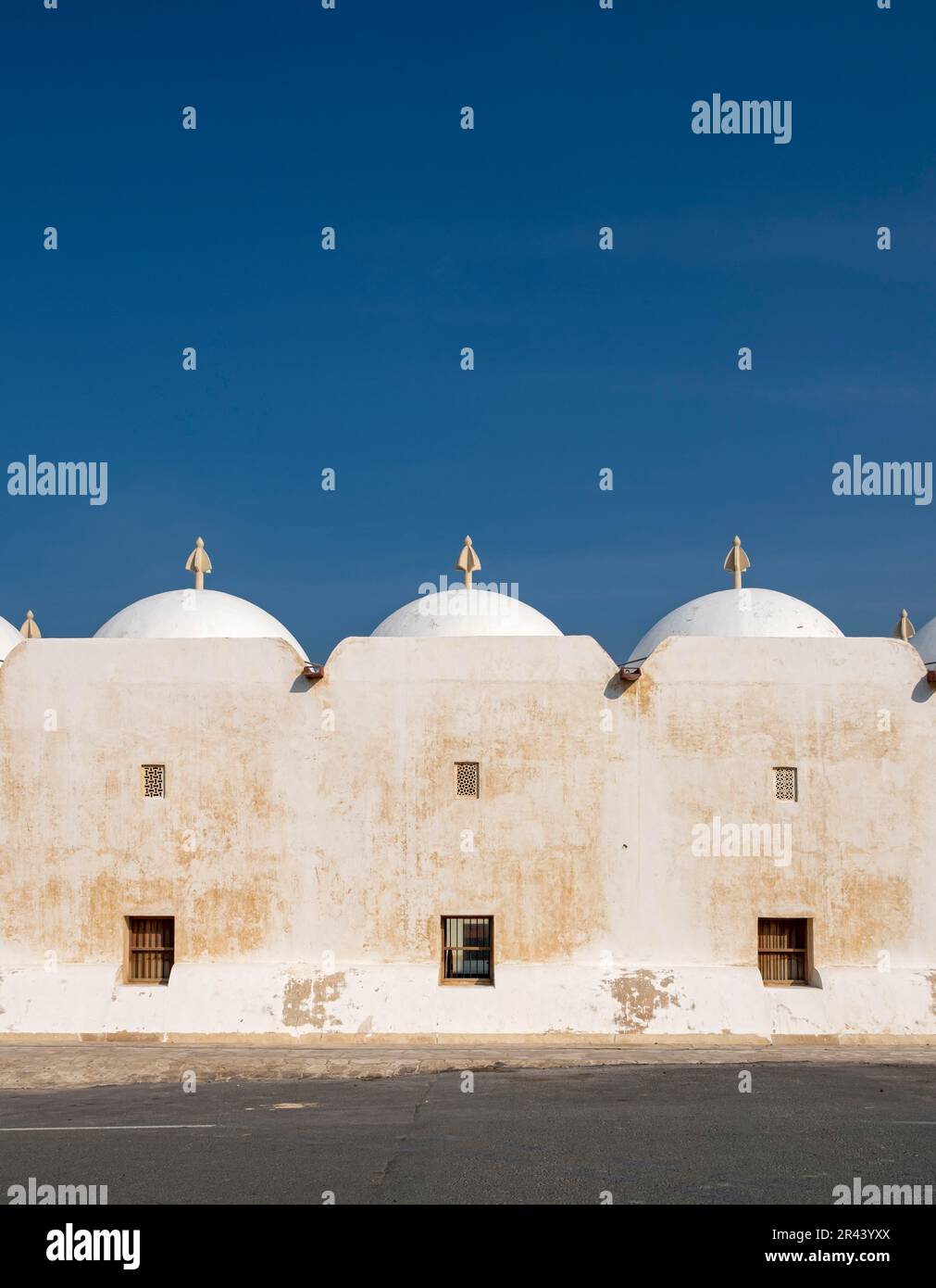 White-washed wall and Dome roof, Al Qubaib Mosque, Doha, Qatar Stock ...